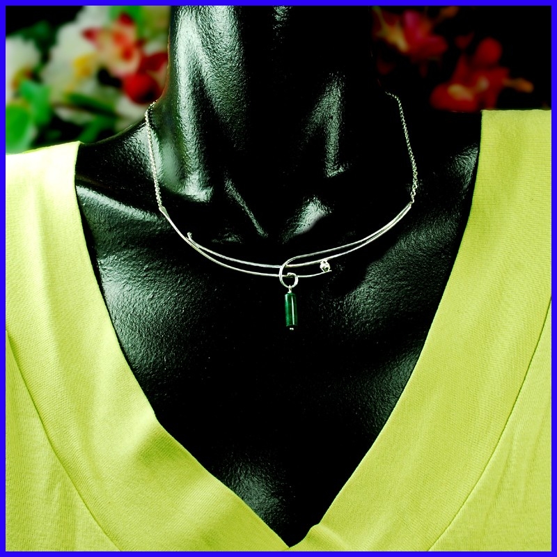 Collier design en argent pur avec une malachite. Bijou de créateur fait ...